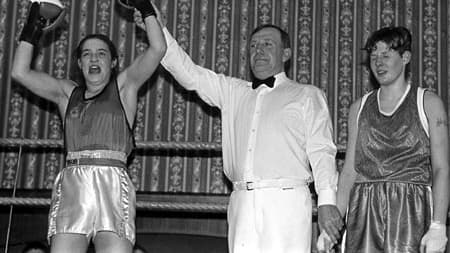 BOXING DRAWS BIG CROWD | theforestreview.co.uk