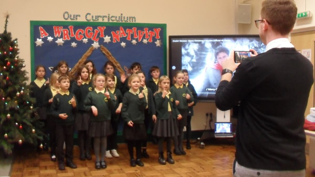 Parkend School Choir brings in festive season with sign video for ...