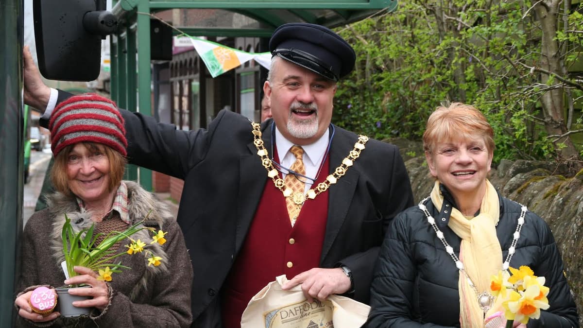 Standing room only as 232 bus launches again | theforestreview.co.uk