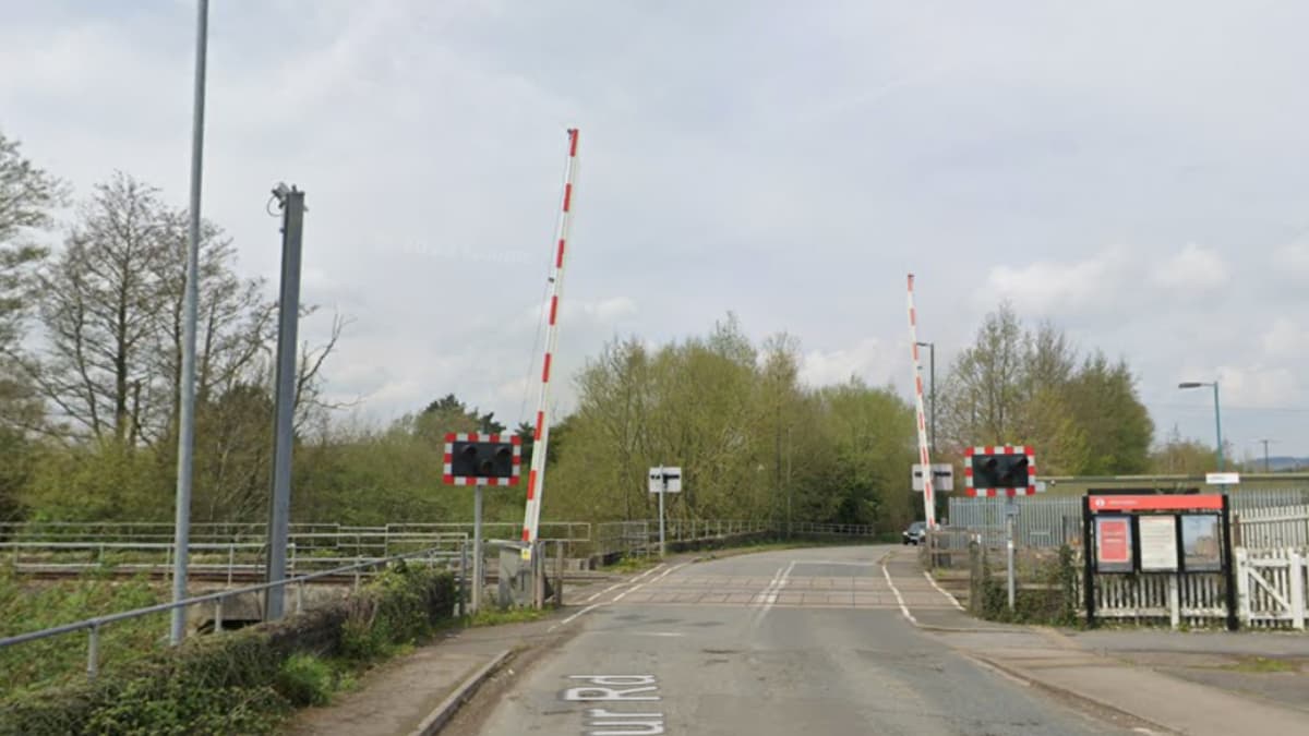 Network Rail apologises for 'multiple failures' of level crossing at ...
