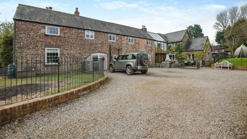 Bullo Pill dock keeper's cottage for sale has panoramic river views ...